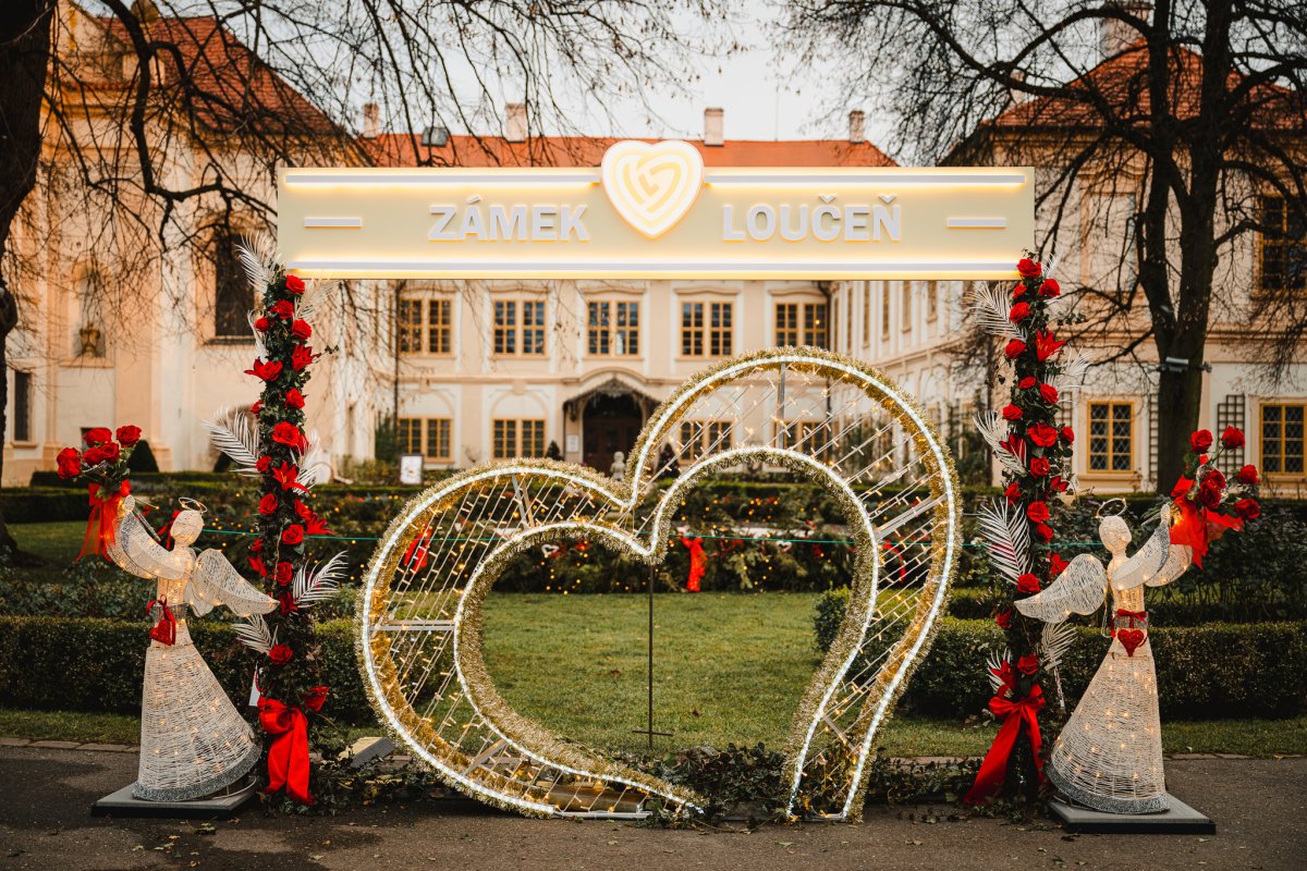 Světla lásky - romantický nasvícený zámecký park | Zámek Loučeň